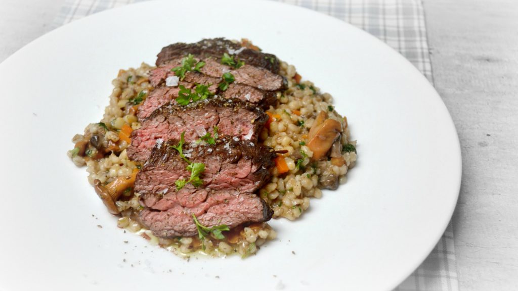 Hovězí pupek s kroupovým ragú – MENU od Koko